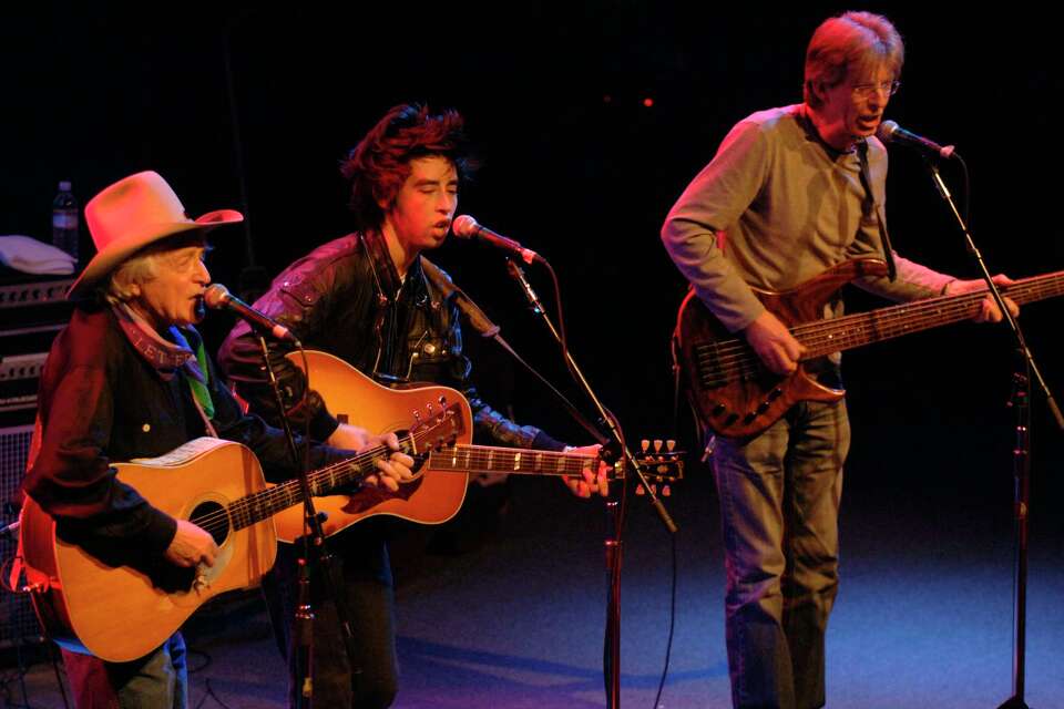 Phil Lesh, Grateful Dead co-founder and bassist, dies at 84