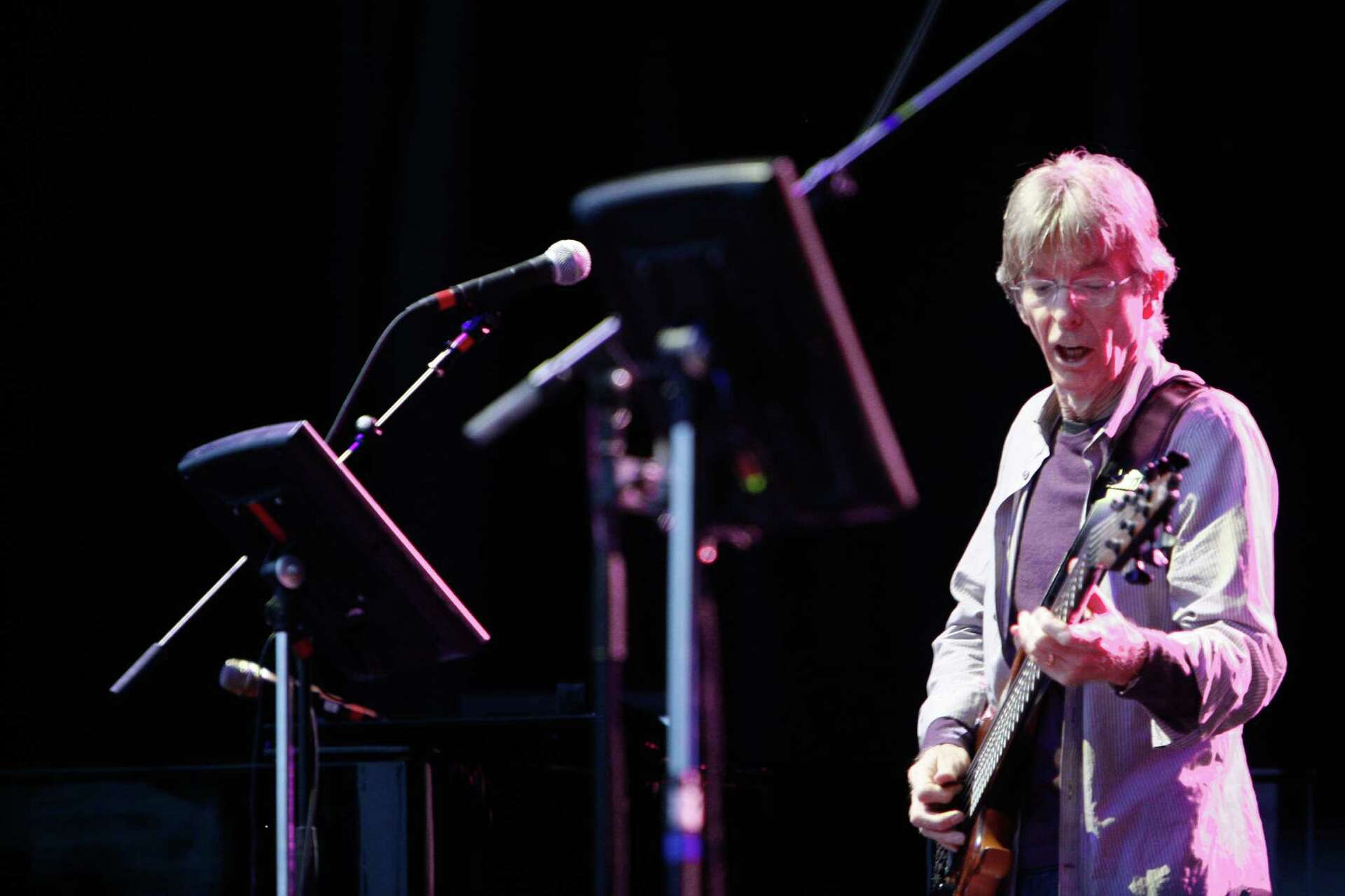 Phil Lesh, Grateful Dead co-founder and bassist, dies at 84