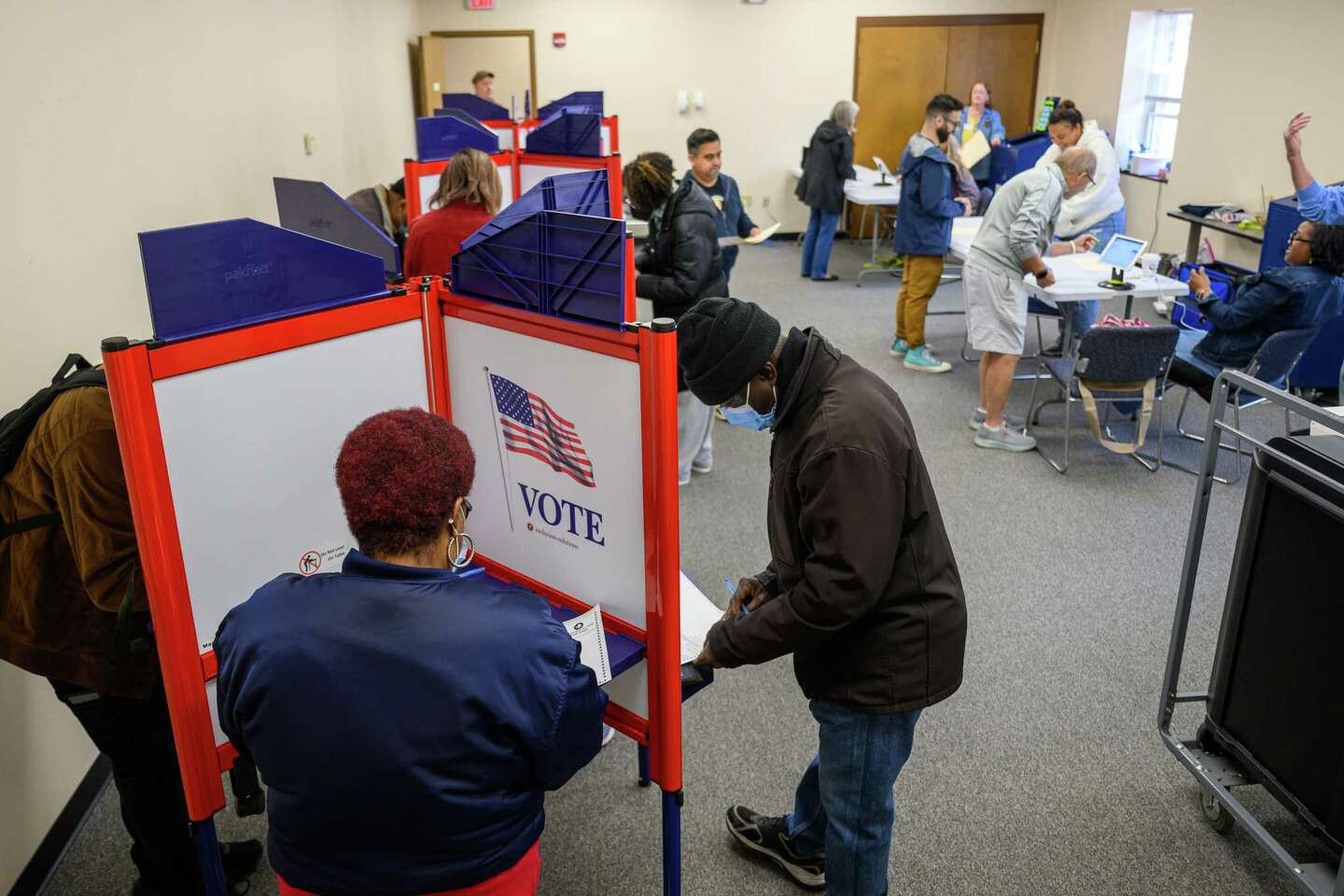 Polling sites see long lines for Day 1 of early voting in Albany area