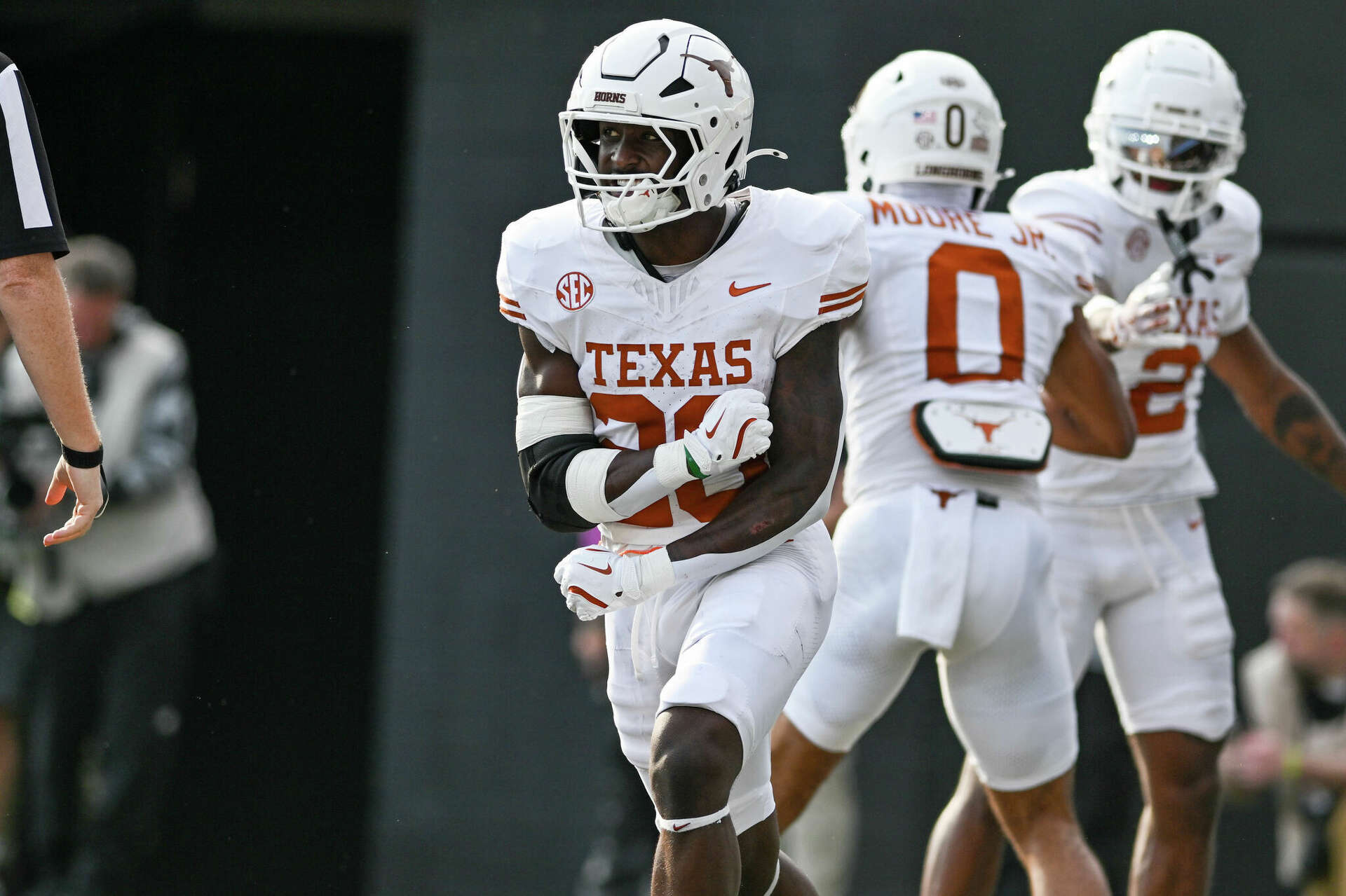 Texas football: Texas holds on to beat Vanderbilt
