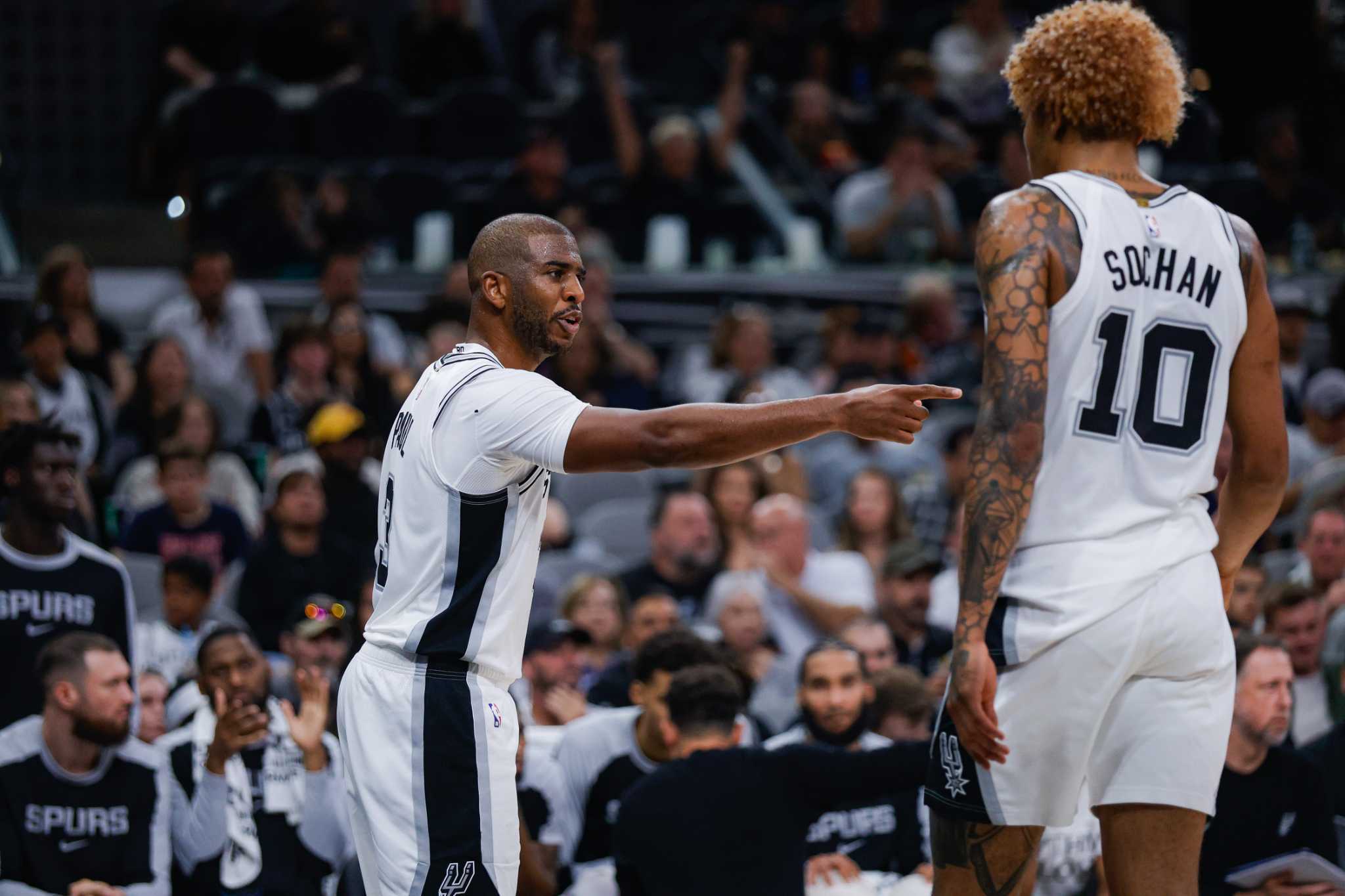 Spurs pass first crunch-time test vs. Rockets