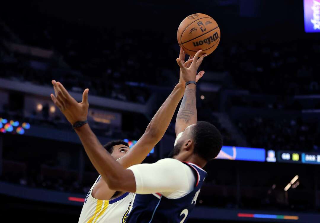 Warriors’ Steph Curry exits late in home-opener loss to Clippers