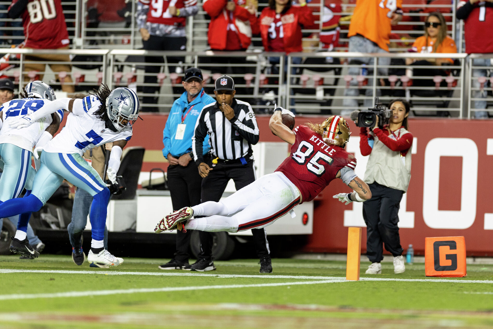 Cowboys star confronts reporter in hallway after 49ers game