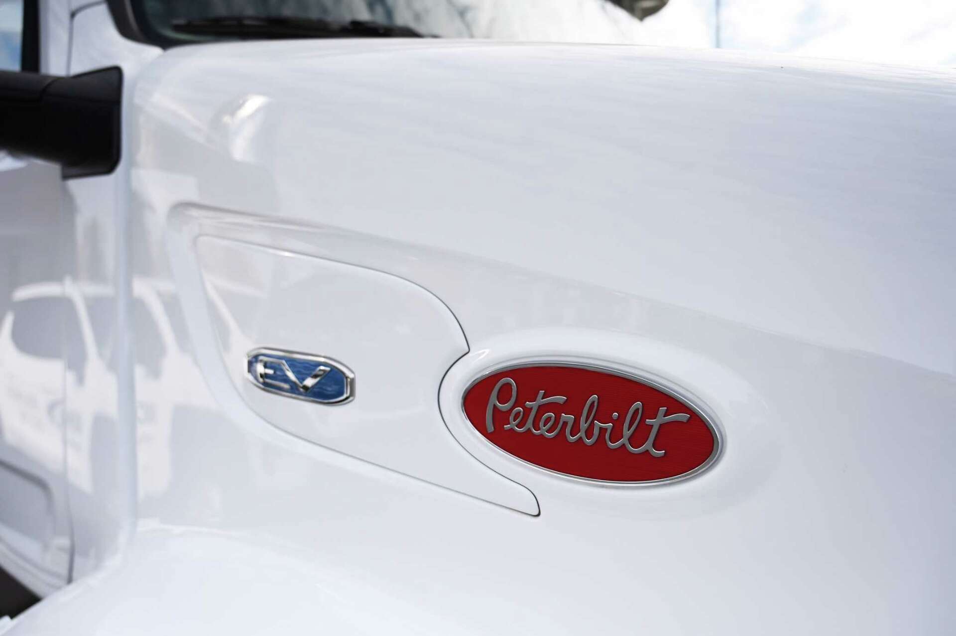 Trucking firms call on Hochul to delay New York's EV mandates