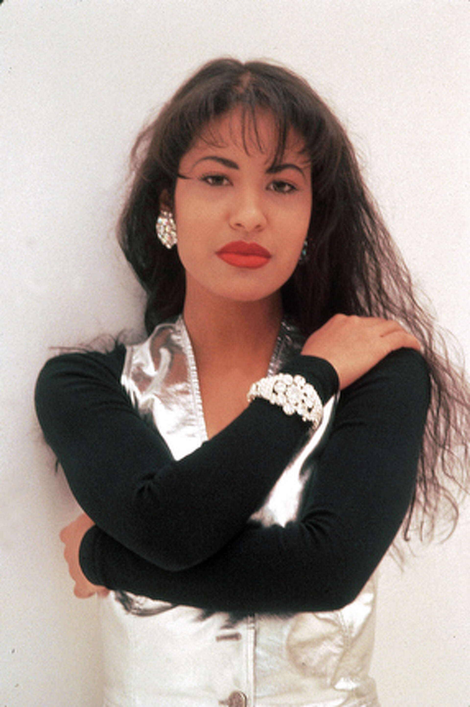 Selena Quintanilla's estate sues record label for digital royalties