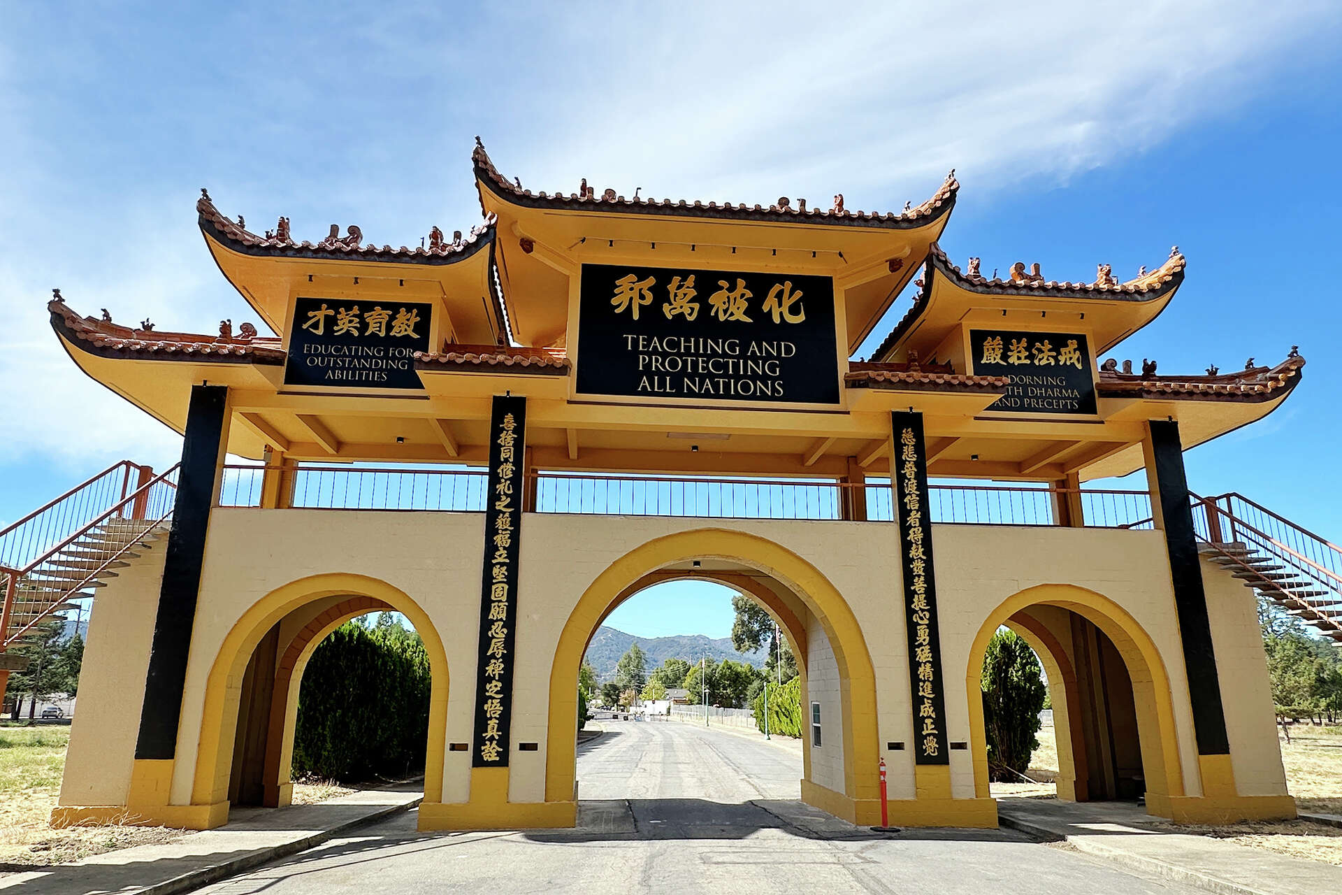 The mysterious California town with 10 000 Buddhas