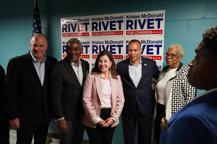 McDonald Rivet, Kildee and Democrat leaders speak to Saginaw