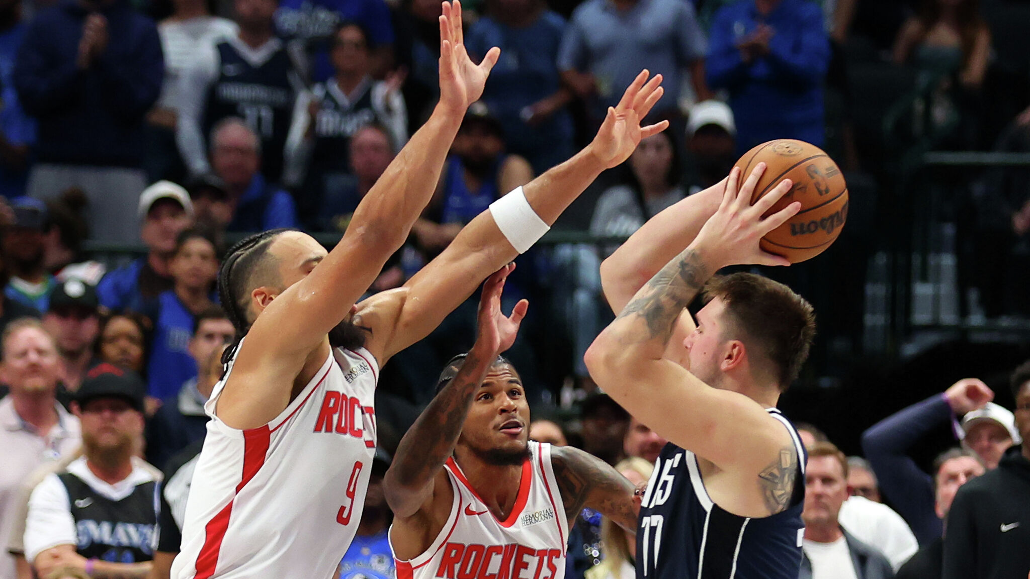 Houston Rockets hold off Dallas Mavericks for statement win