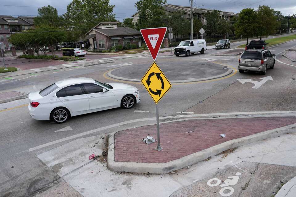 Houston removing $200K roundabout, replacing it with a traffic light
