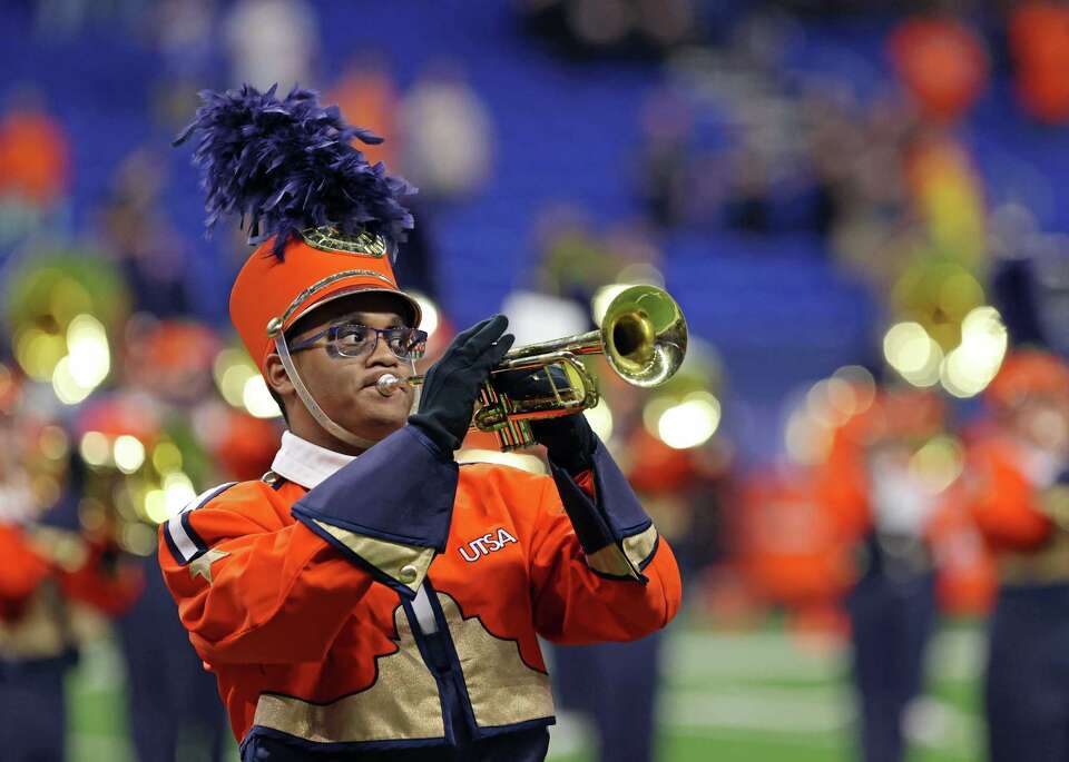 McCown throws four TDs, sparking UTSA to win over Memphis