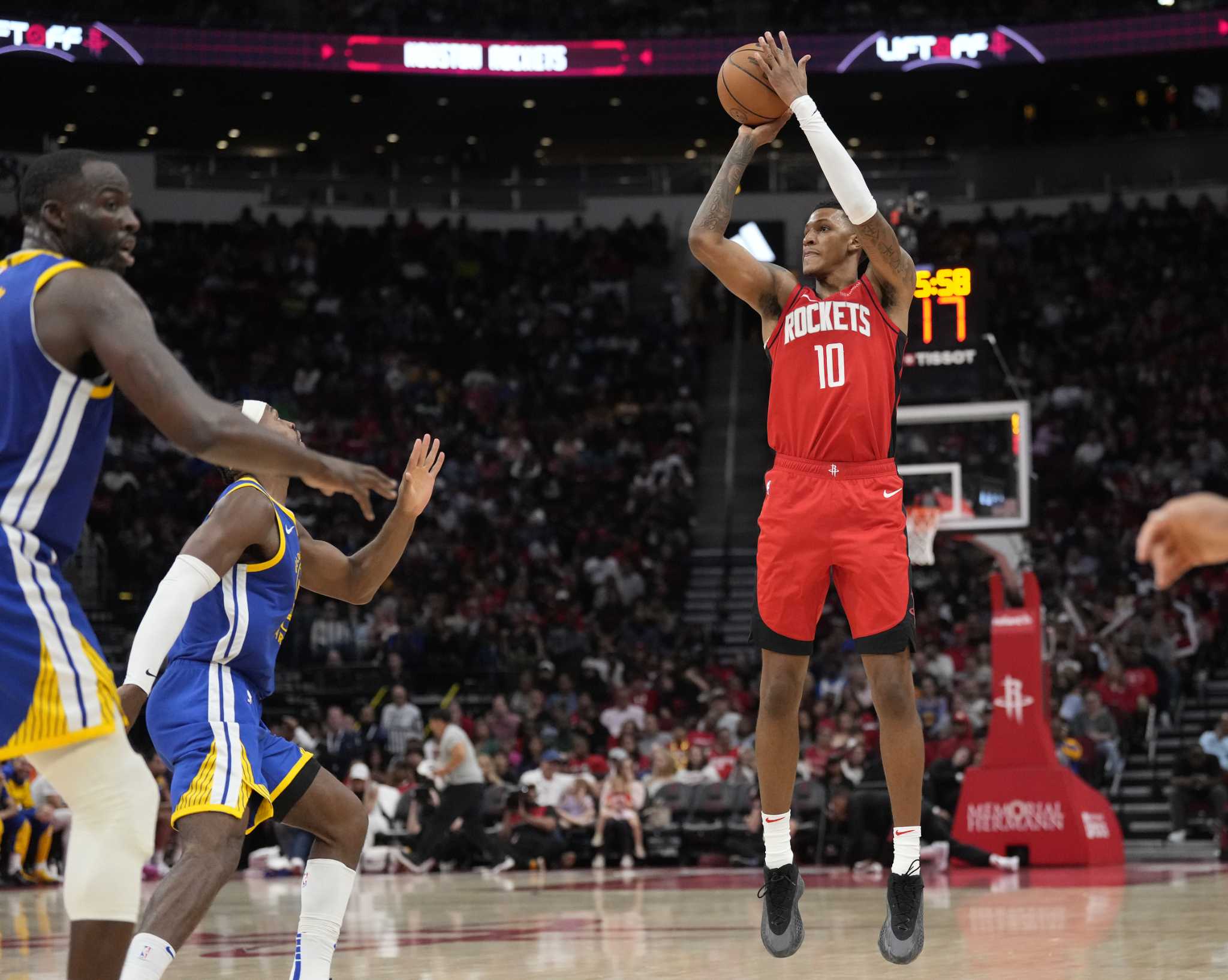 Houston Rockets: Why centers have been on bench late in close games