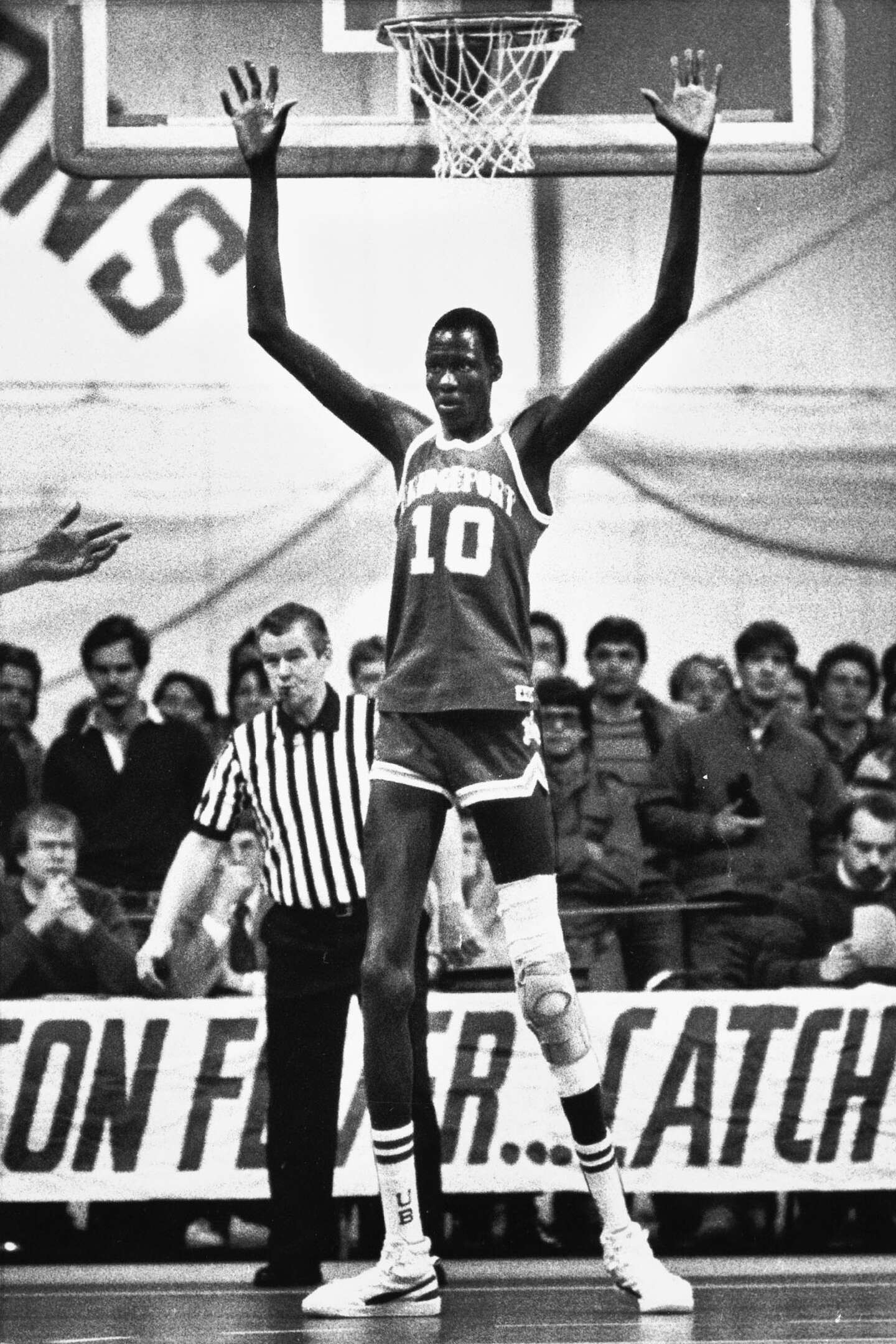 Remembering Manute Bol, 40 years after he was a Bridgeport sensation