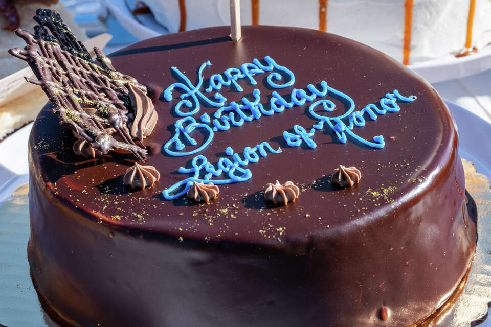 More than 600 cakes take over SF museum at whimsical cake picnic