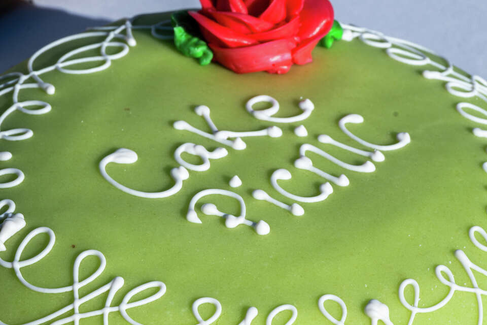 More than 600 cakes take over SF museum at whimsical cake picnic