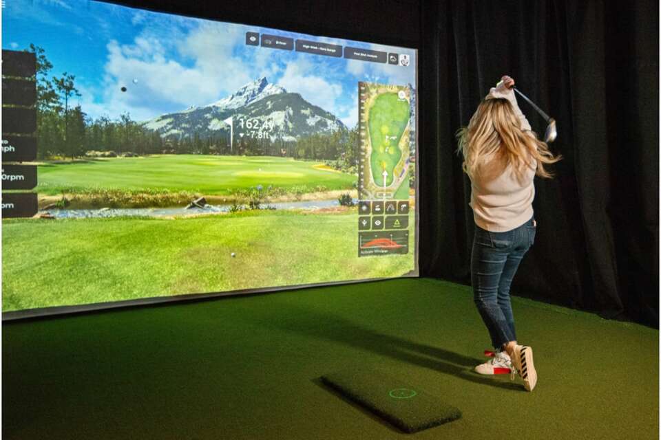 Sports-style restaurant Stadium XV opens in Farmington