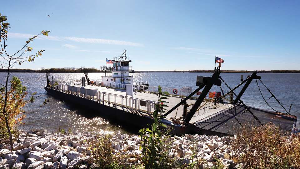 Belle of Calhoun docks at Alton riverfront unexpectedly
