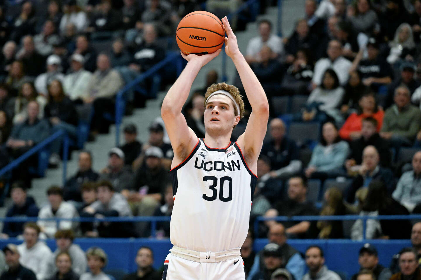 Alex Karaban, Liam McNeeley lead UConn men's basketball rout