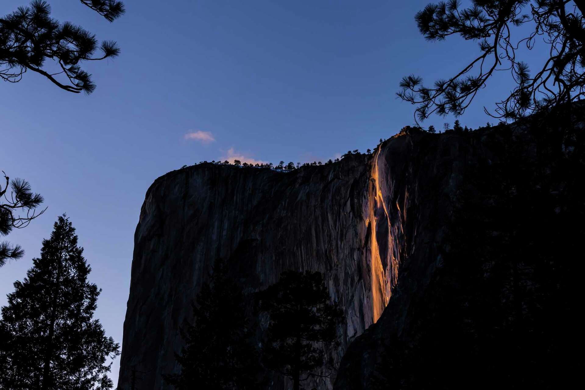 Yosemite reintroduces reservations for rare 'firefall' event