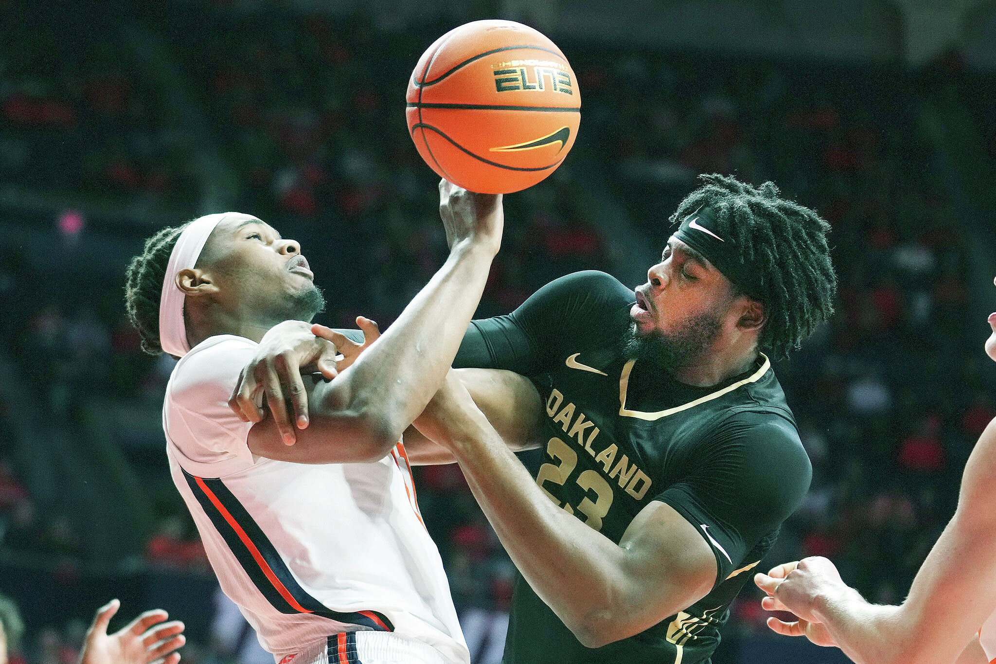 Illinois basketball remains undefeated with gritty win over Oakland
