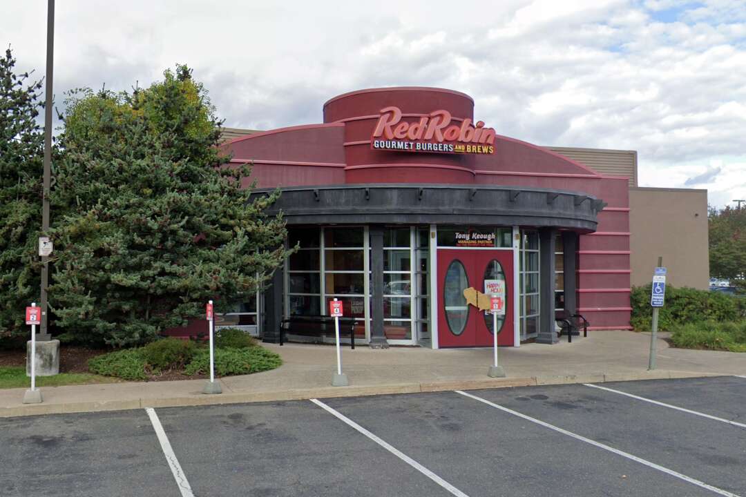 Red Robin, with 3 locations in CT, considers closing 70 restaurants