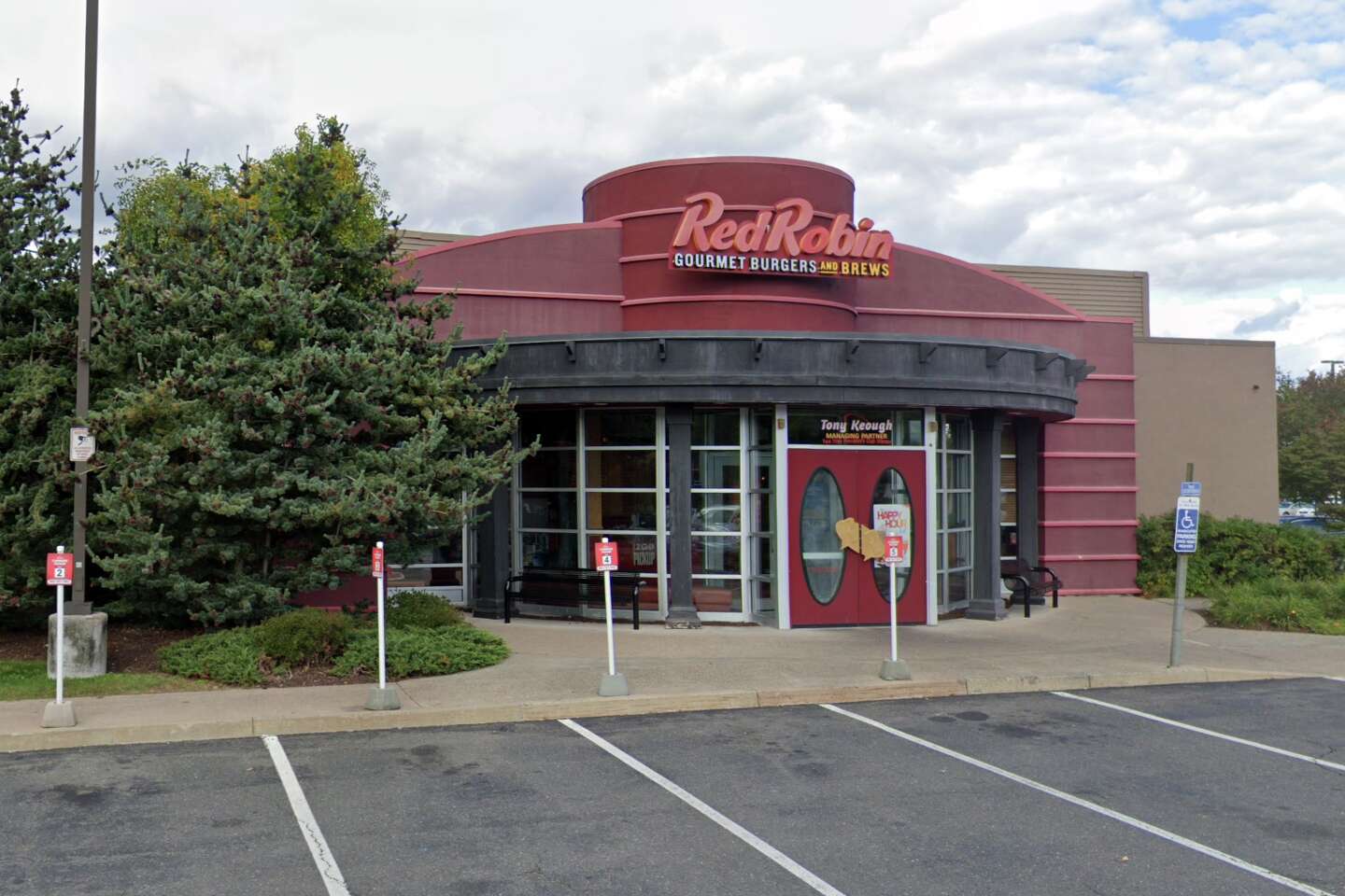 Red Robin, with 3 locations in CT, considers closing 70 restaurants