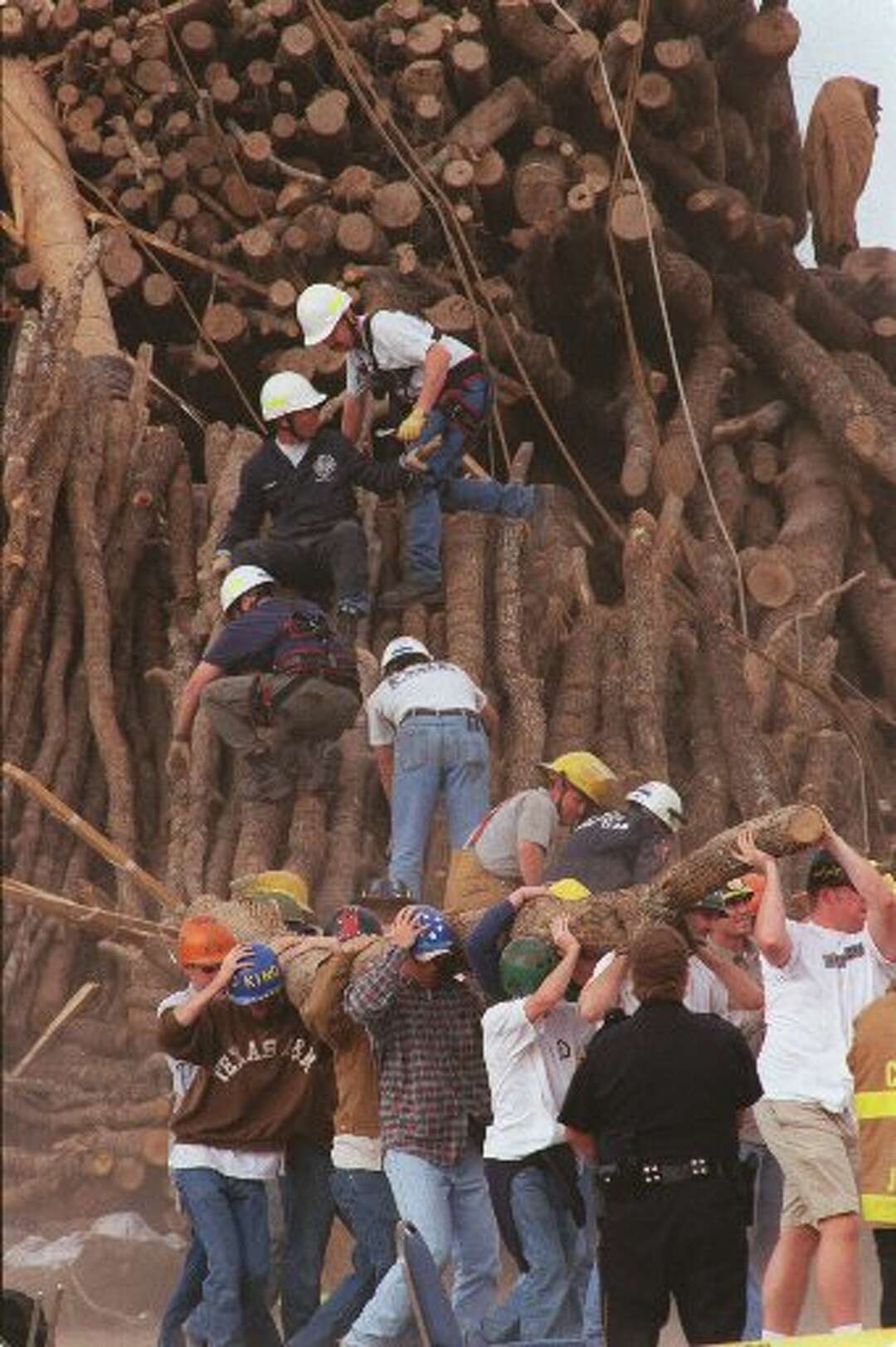 Texas A&M bonfire collapse 25 years later: Aggie community remembers