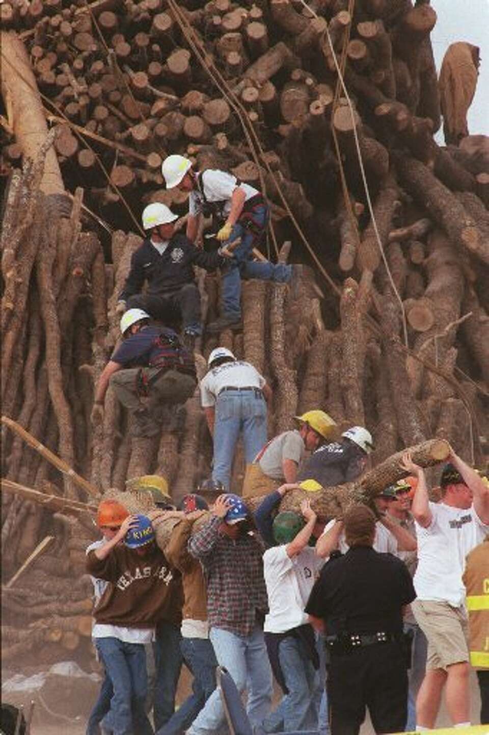 Texas A&M bonfire collapse 25 years later: Aggie community remembers