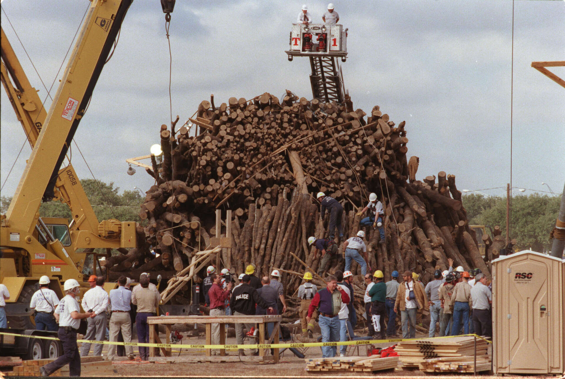 Texas A&M bonfire collapse 25 years later: Aggie community remembers