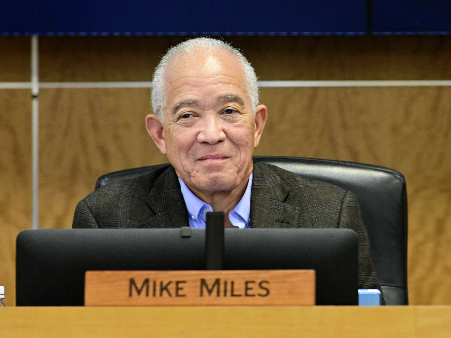 Houston ISD extends controversial superintendent's contract