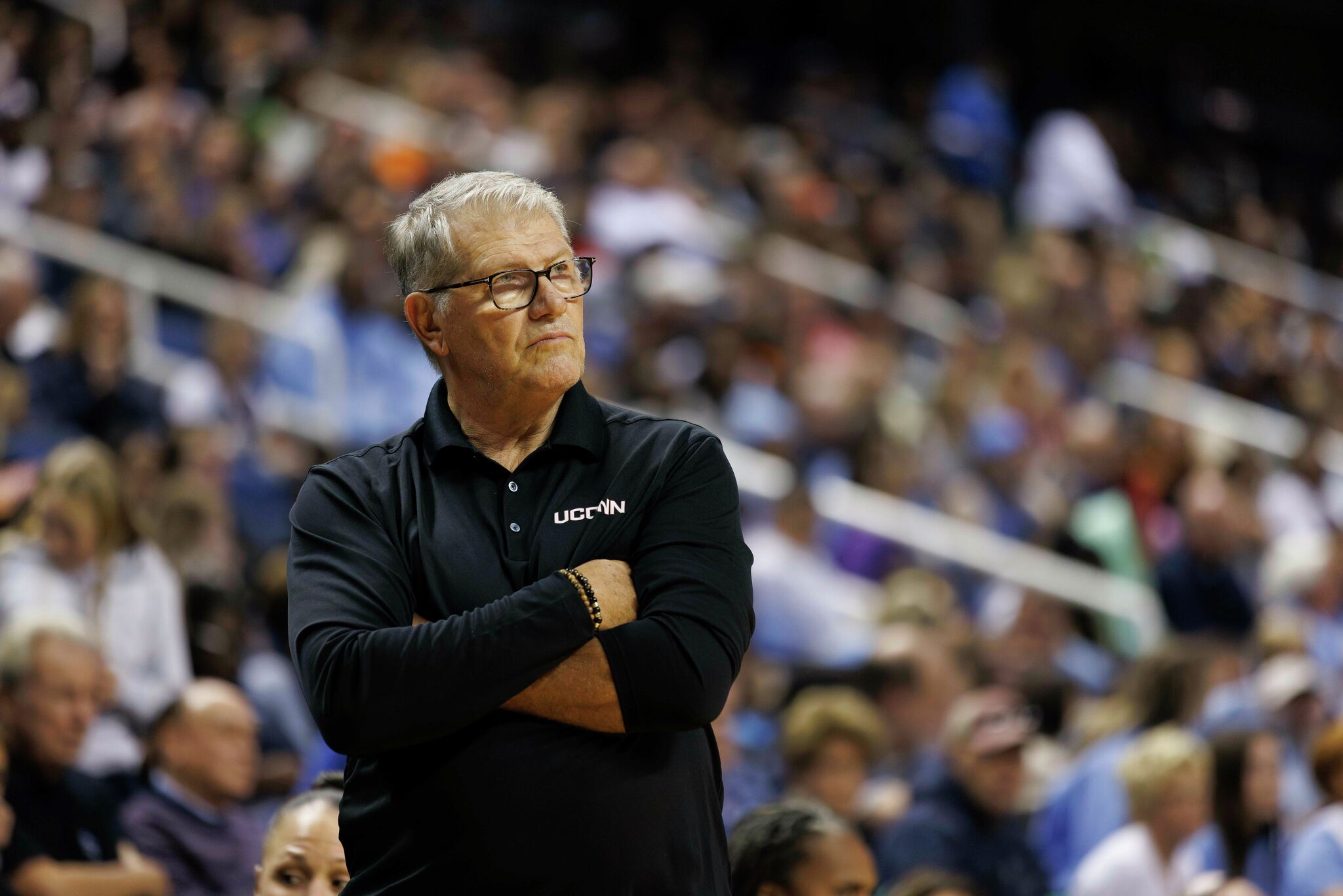 Geno Auriemma ties all-time win record, UConn women beat UNC