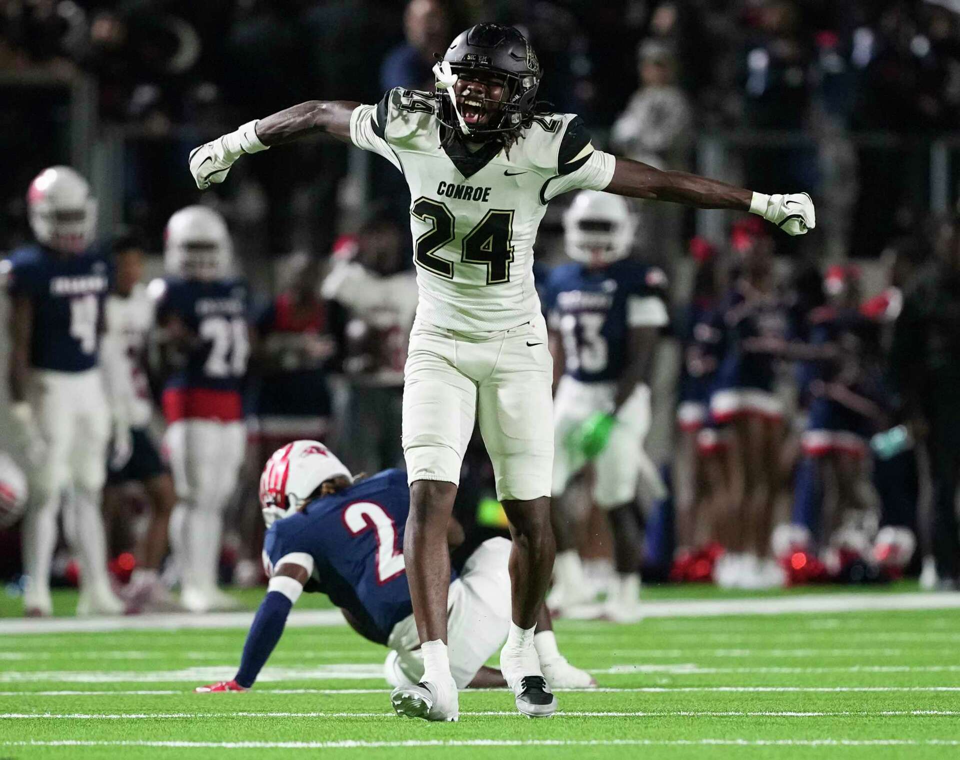 High school football playoffs: Conroe defeats Aldine Davis