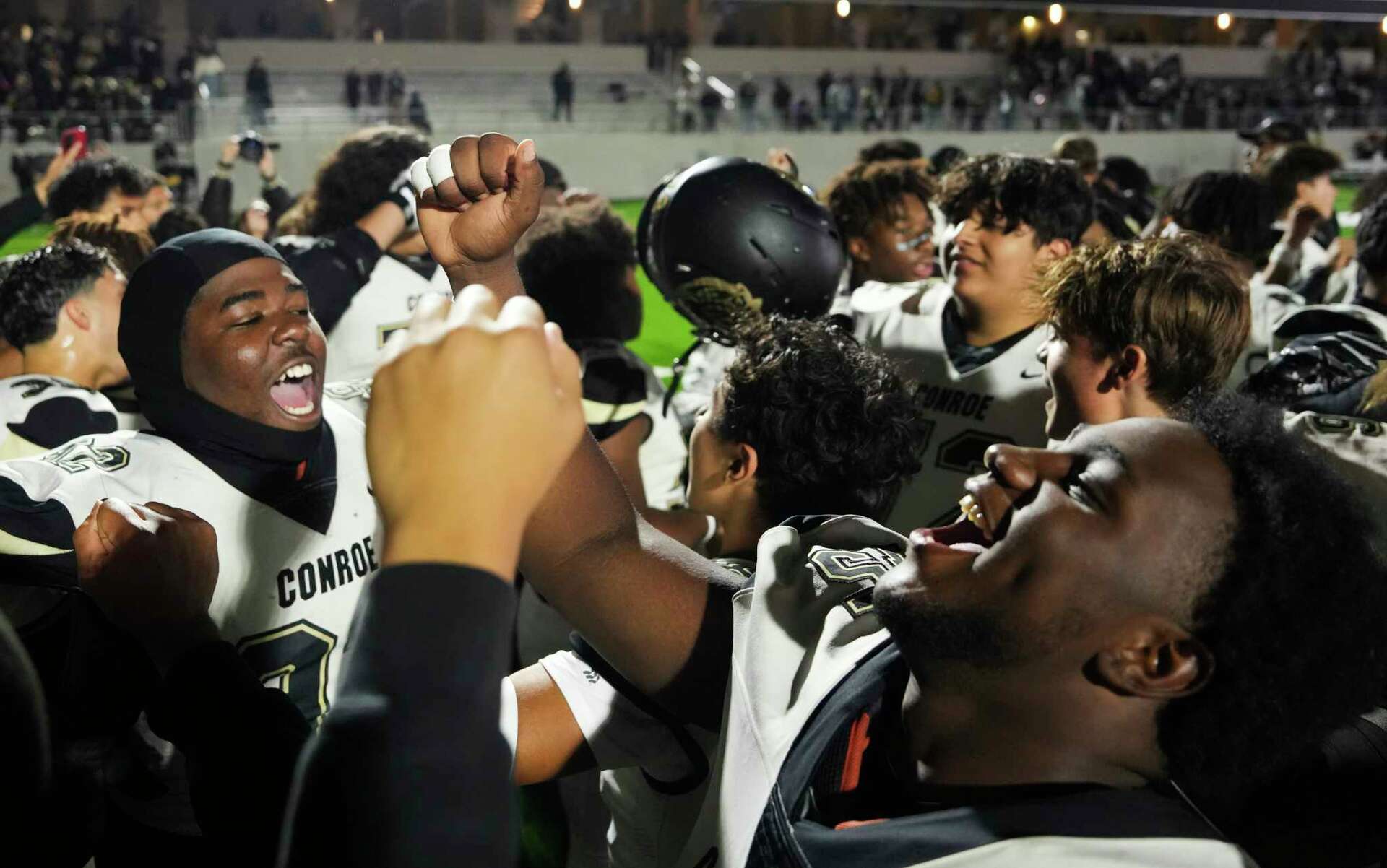 High school football playoffs: Conroe defeats Aldine Davis