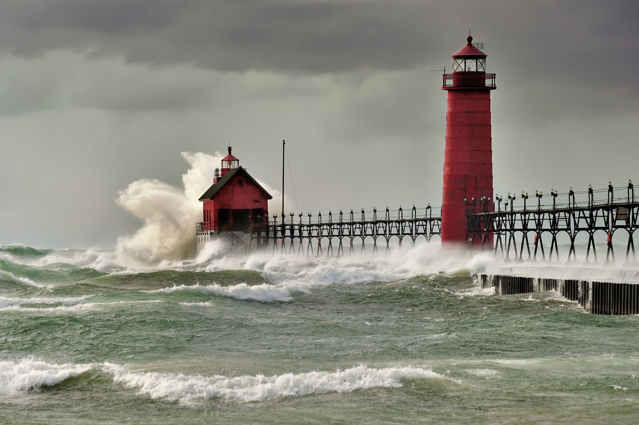 High winds, extreme waves come to Lake Michigan, prompts gale warning