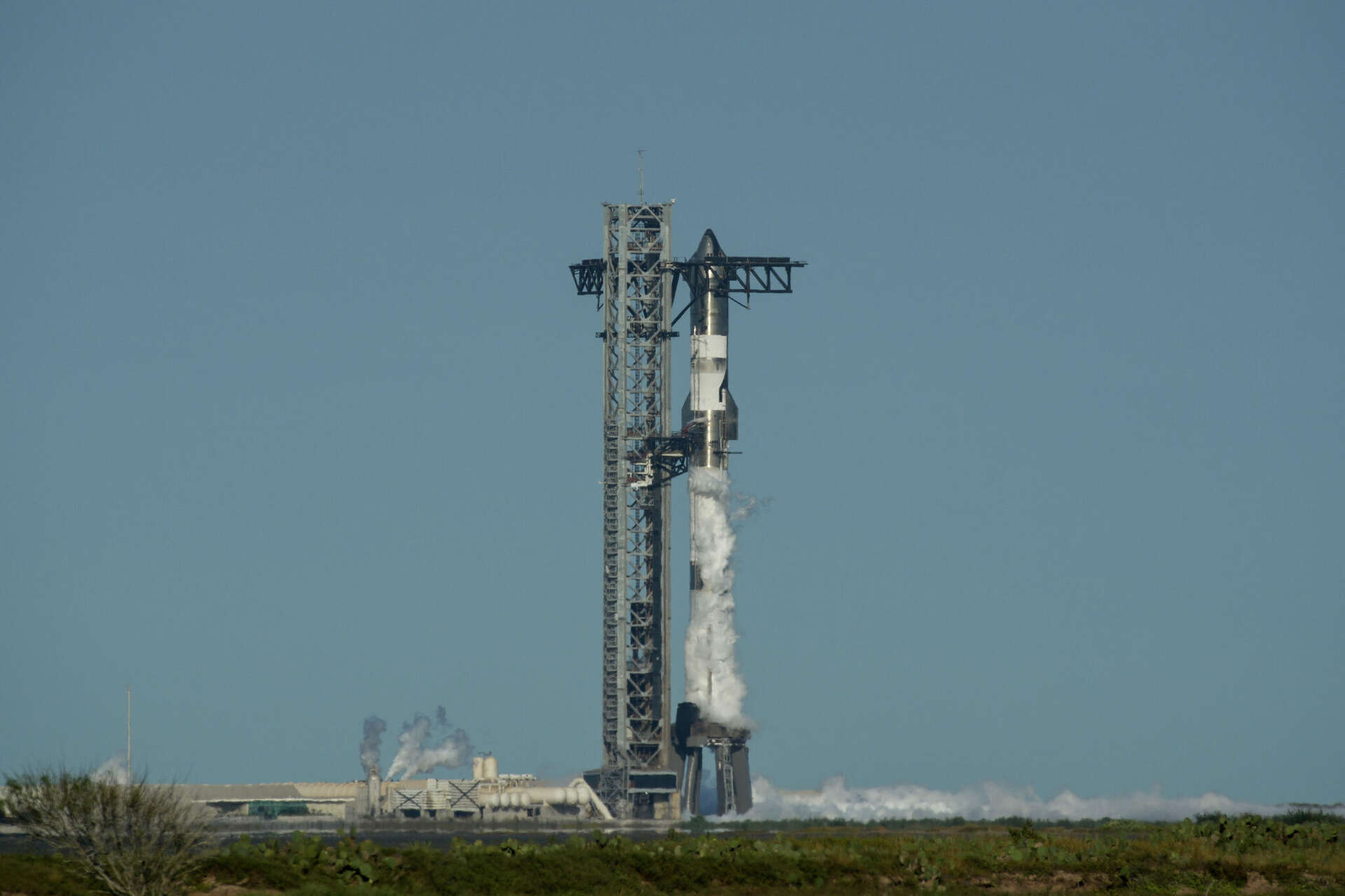 With Trump on hand, SpaceX launches Starship from South Texas