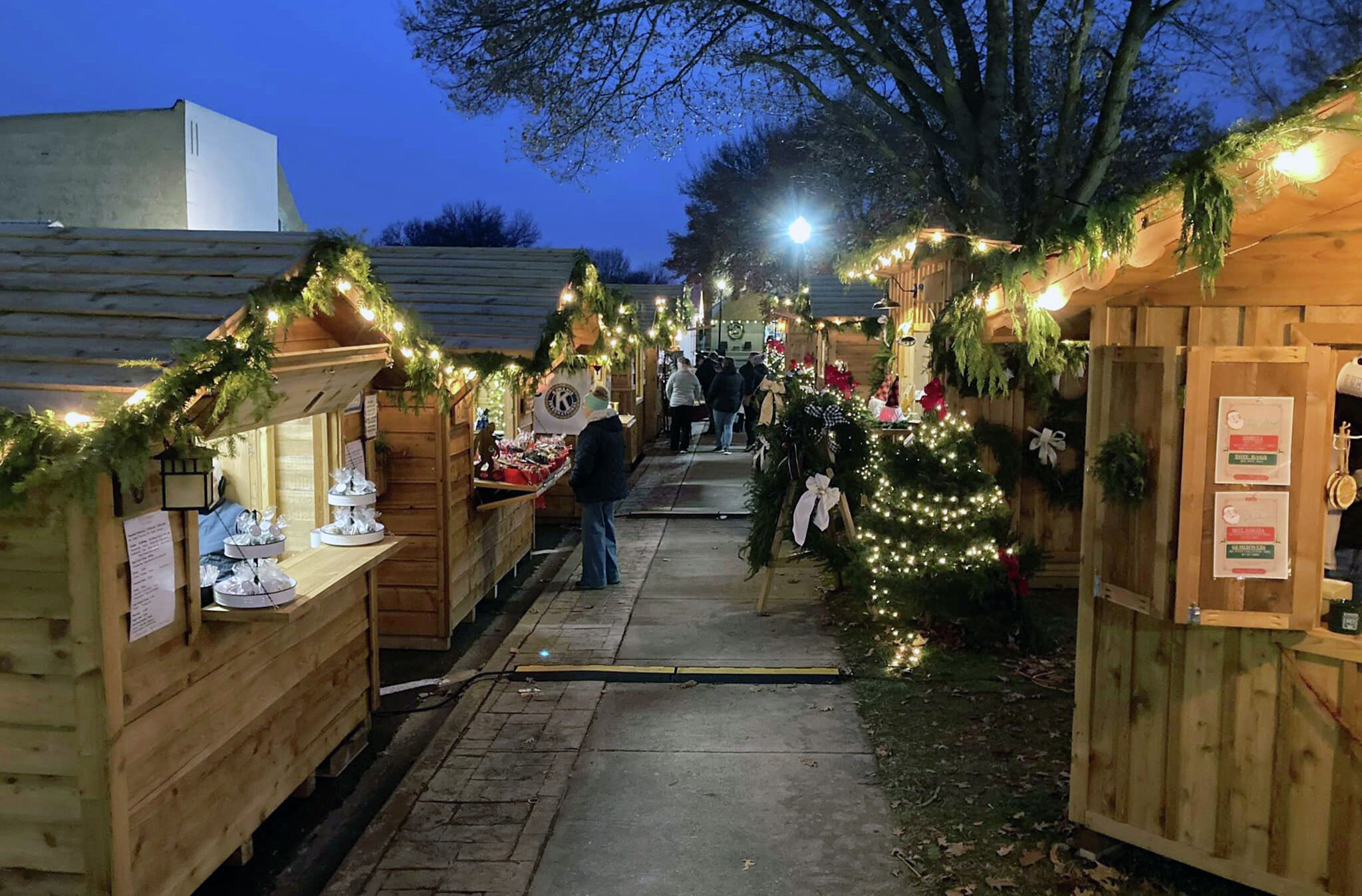 Beardstown Christkindlmarkt opens with 20 chalets for holiday fun