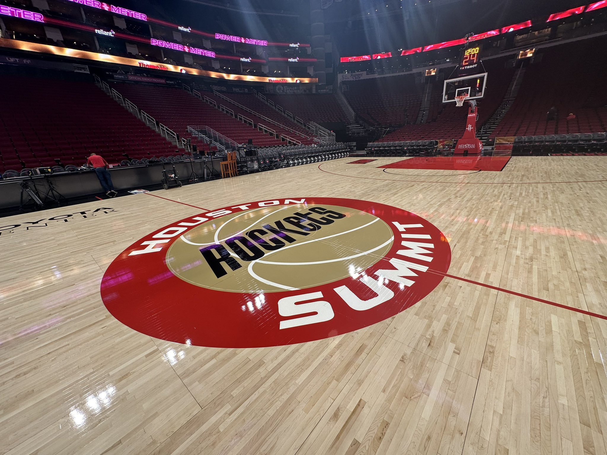 Rockets new throwback floor is here, and it's spectacular