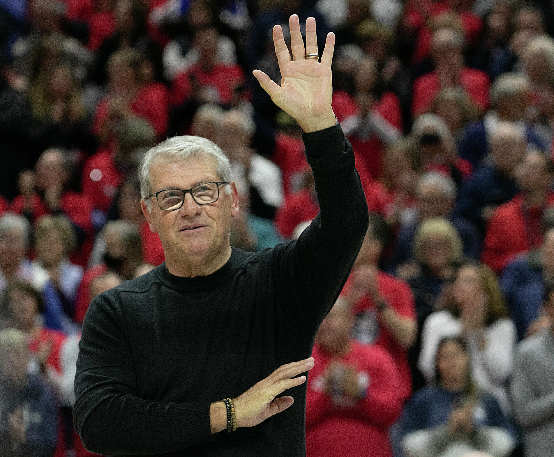 Geno Auriemma sets all-time win record in UConn's win over FDU