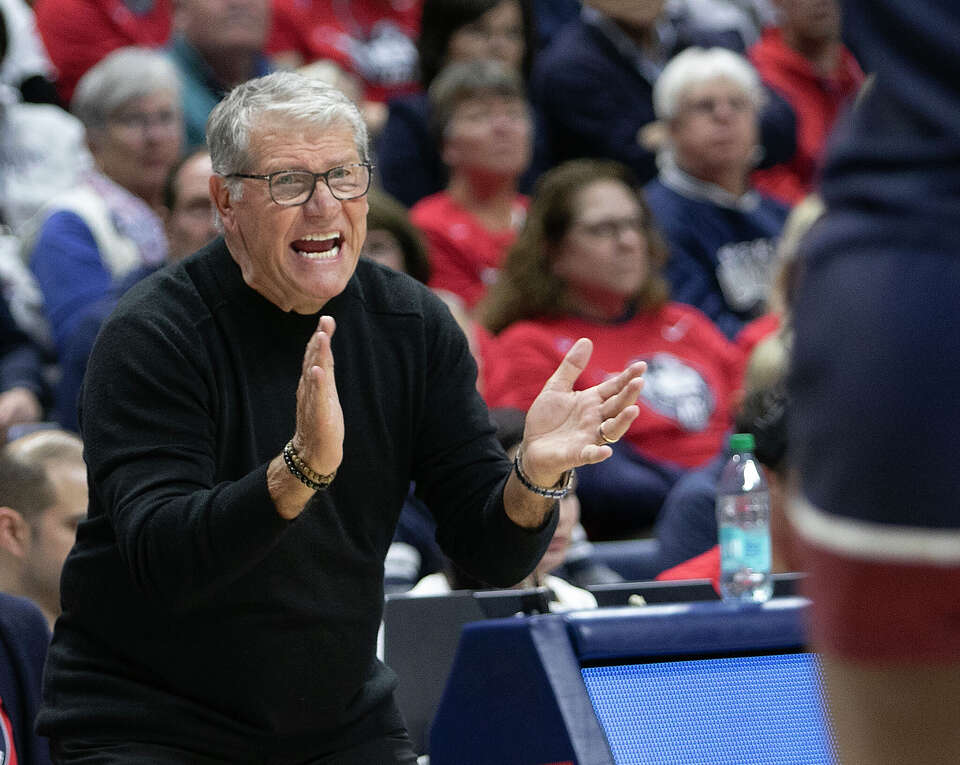 Geno Auriemma sets all-time win record in UConn's win over FDU