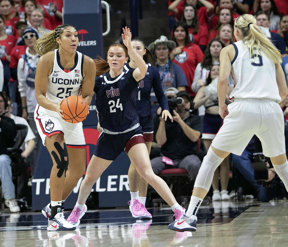Geno Auriemma sets all-time win record in UConn's win over FDU