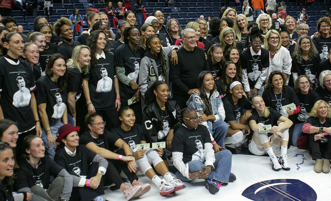 Geno Auriemma sets all-time win record in UConn's win over FDU