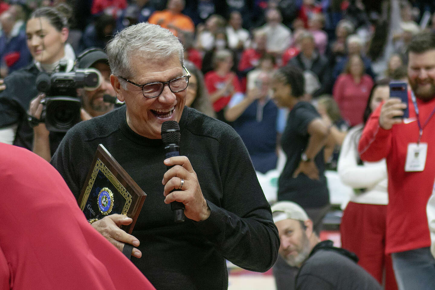 Geno Auriemma sets all-time win record in UConn's win over FDU