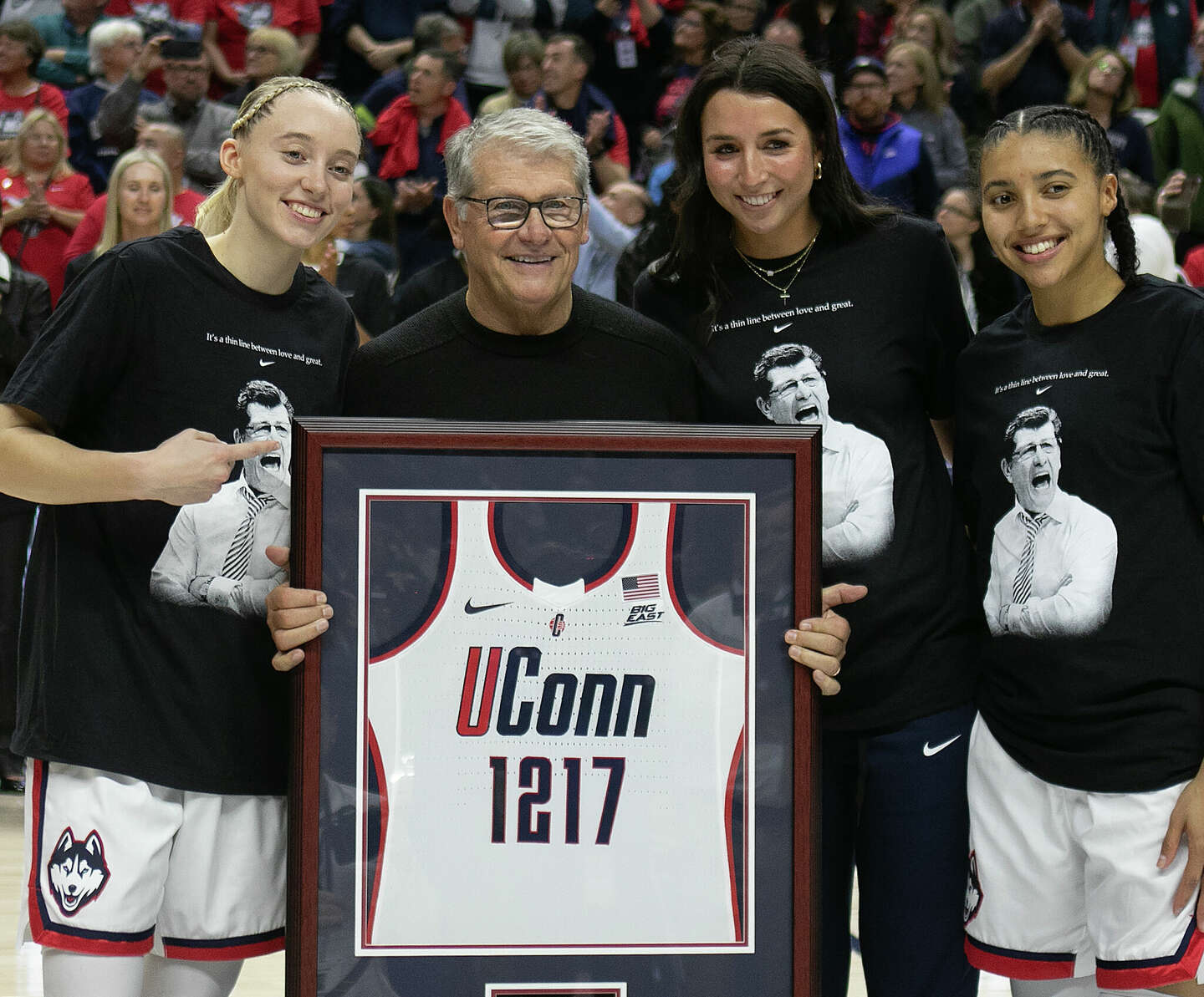 Geno Auriemma sets all-time win record in UConn's win over FDU