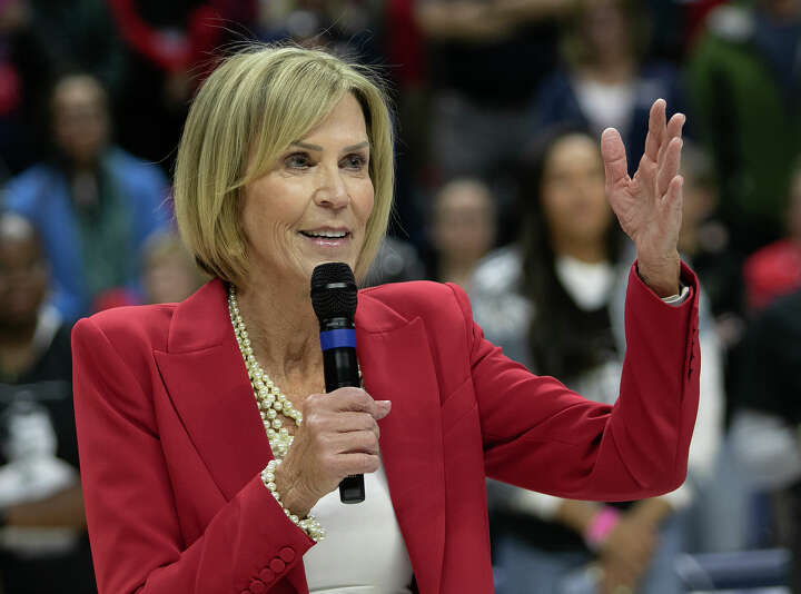 UConn's Chris Dailey on Sue Bird, Azzi Fudd, and more