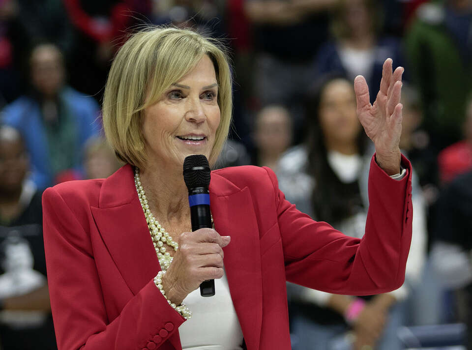 UConn's Chris Dailey on Sue Bird, Azzi Fudd, and more