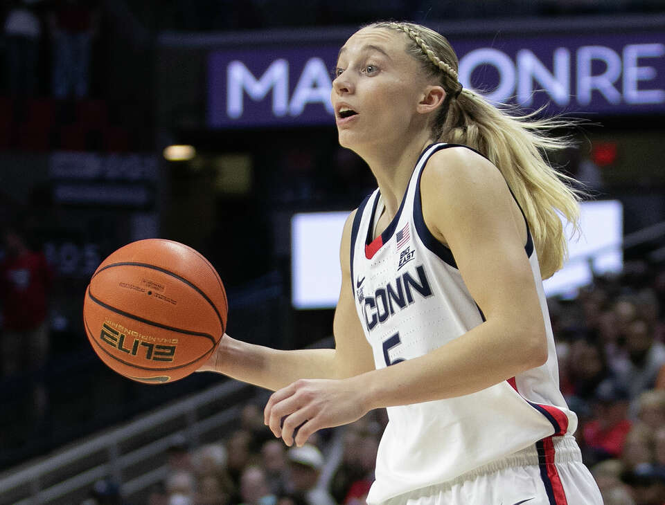 UConn women's players wear Chris Dailey wigs at press conference