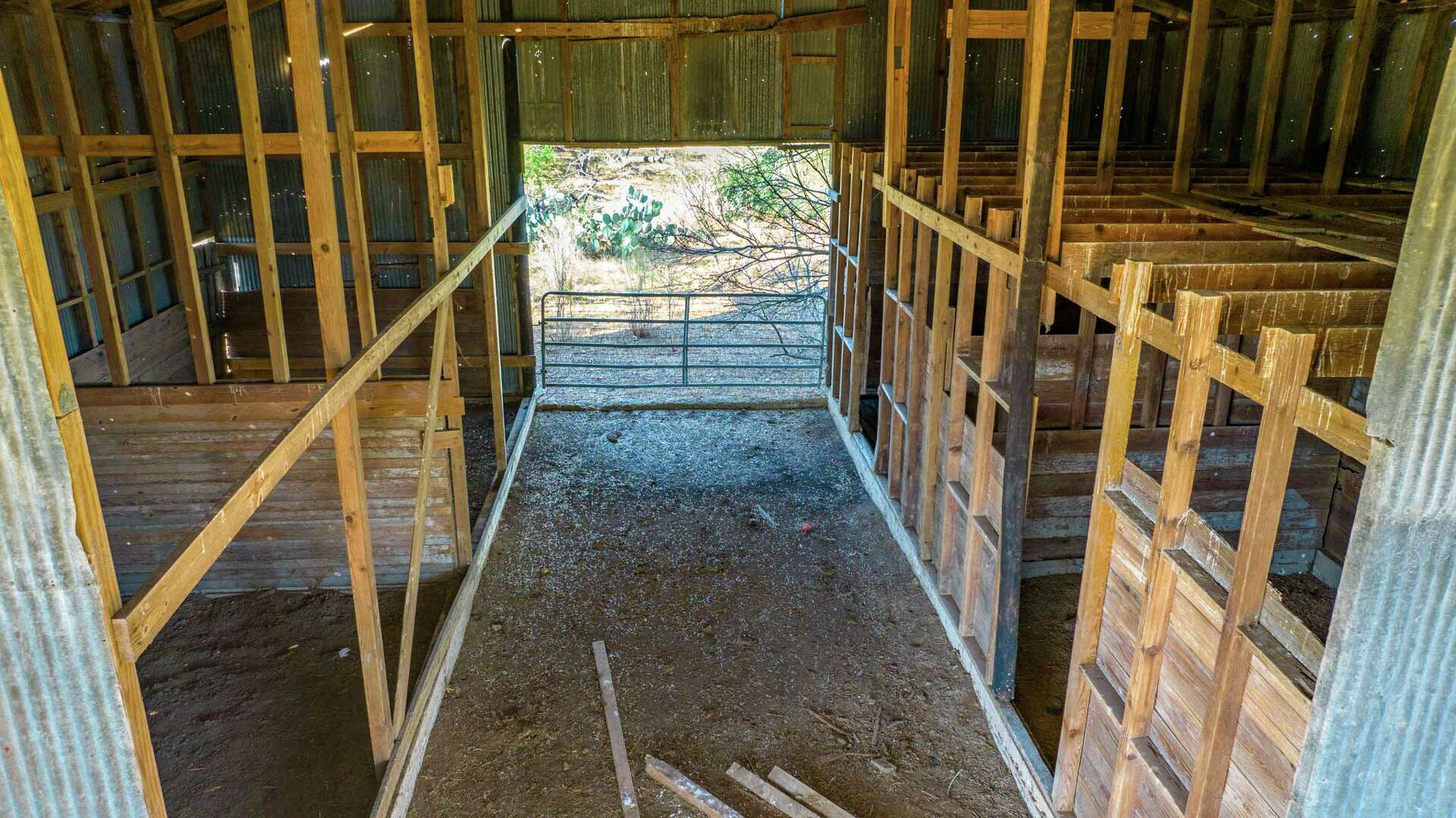Hunters' paradise for sale near Bigfoot, Texas