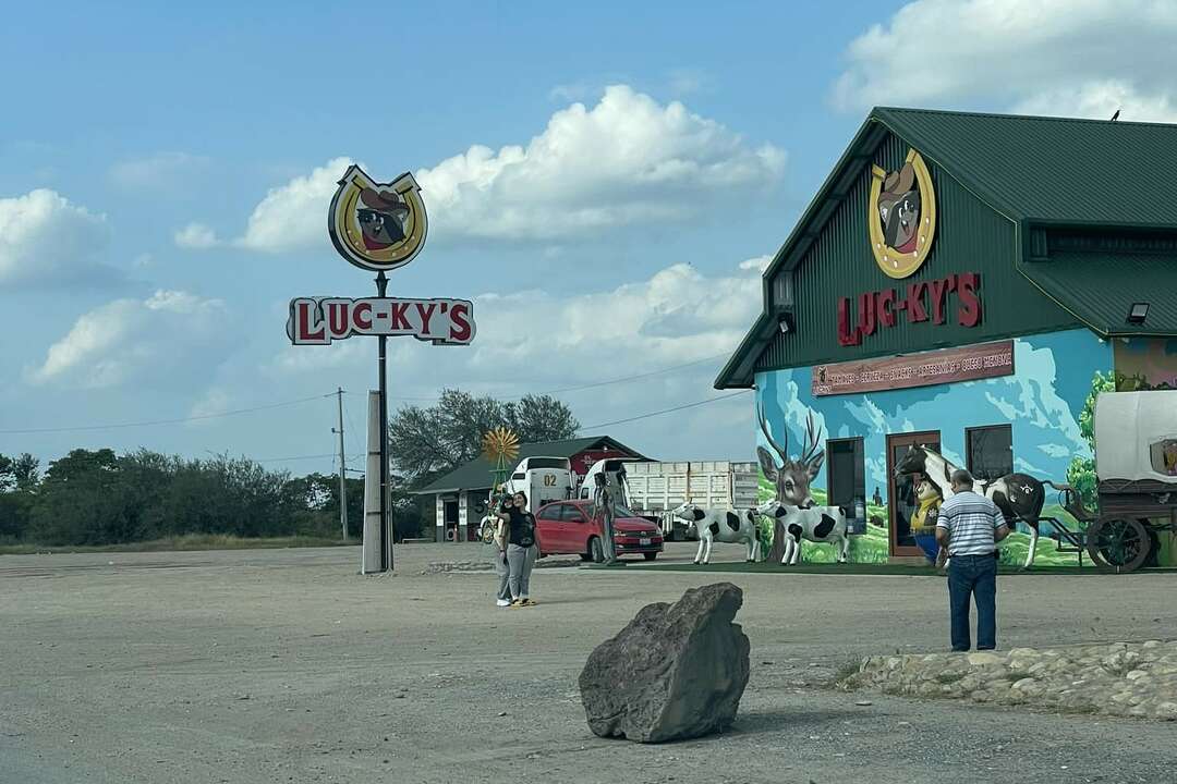 Buc-ee's copycat Luc-ky's pops up as Mexico rest stop