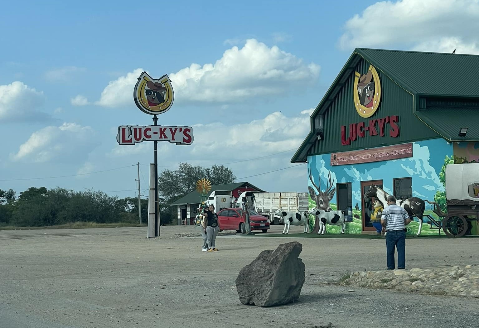 Buc-ee's copycat Luc-ky's pops up as Mexico rest stop