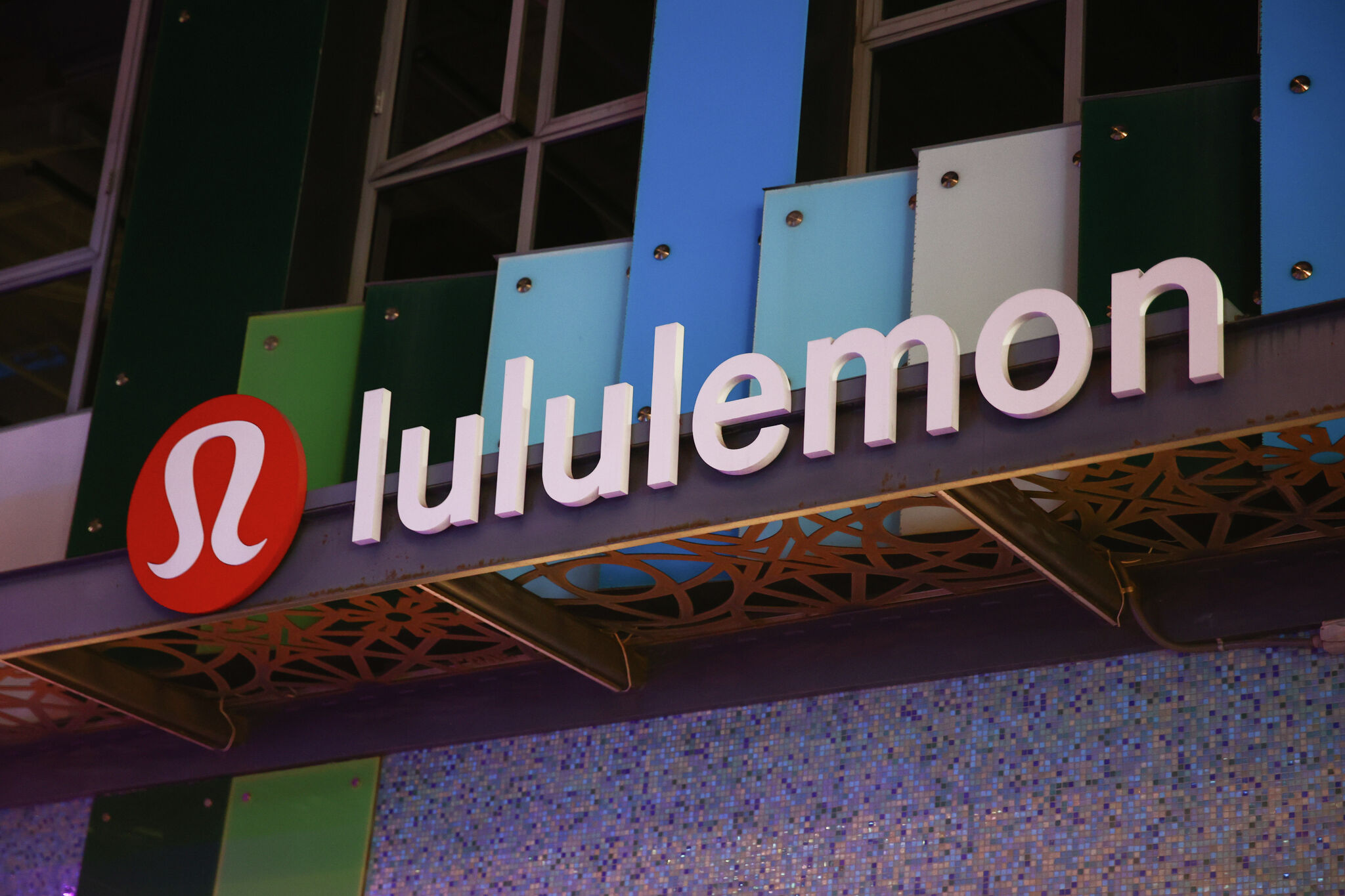 CT couple accused of $1M Lululemon shoplifting scheme, affidavit says