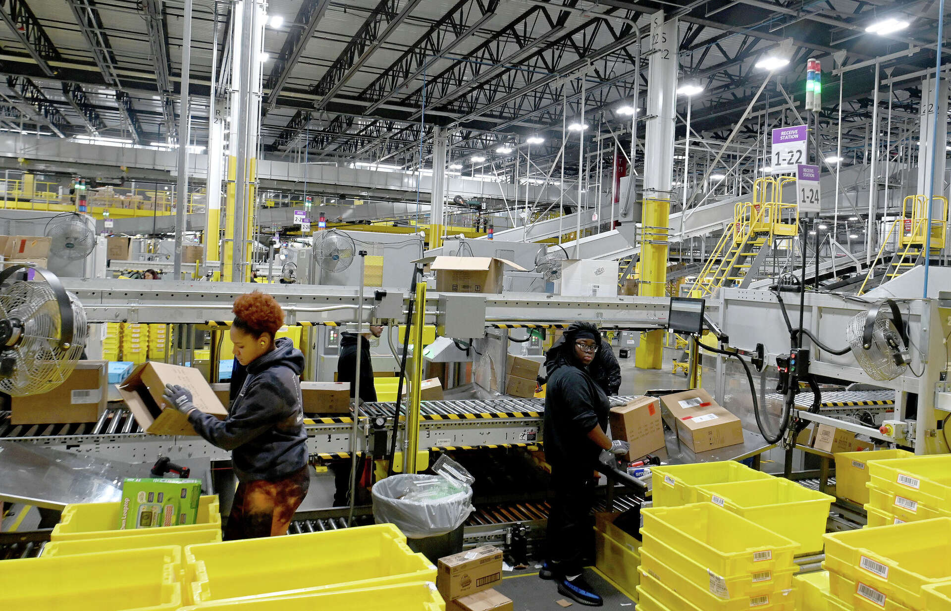 Amazon to hire for thousands of seasonal jobs in CT